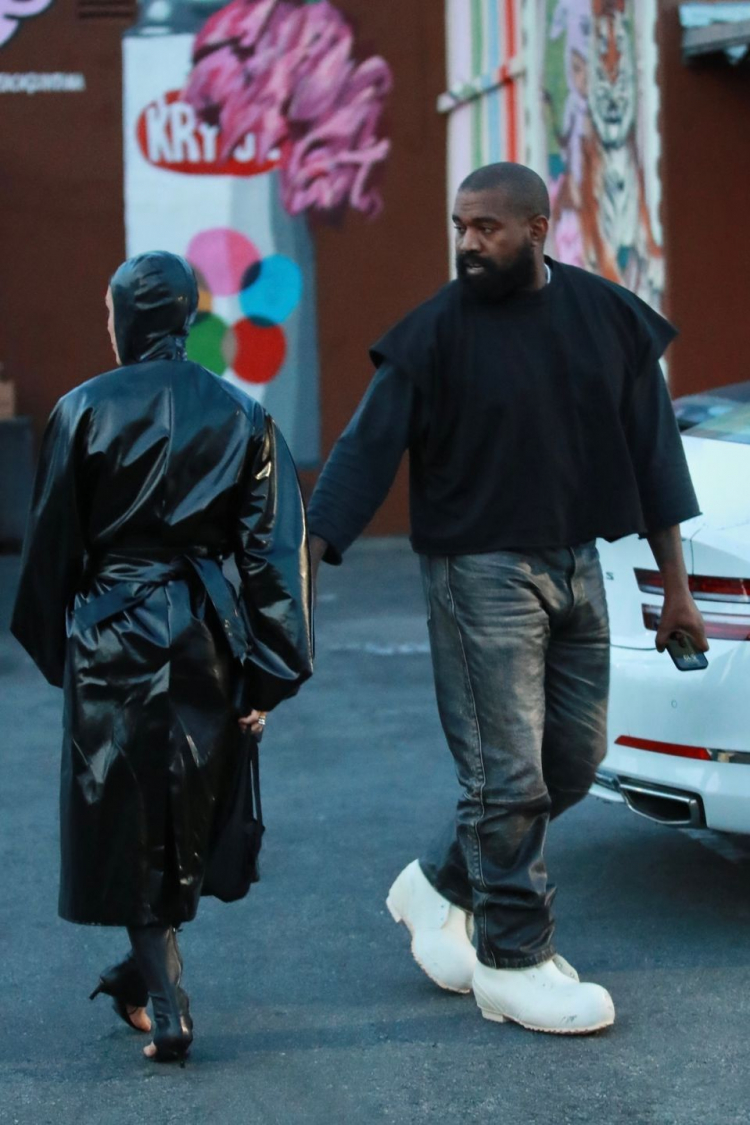 Kanye West, inca o aparitie ridicola. In ce incaltari bizare si-a facut ...