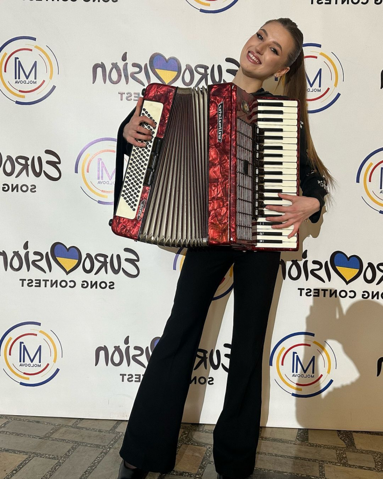 „Fata cu Acordeonul” - pregatita sa cucereasca Eurovisionul. Reghina ...