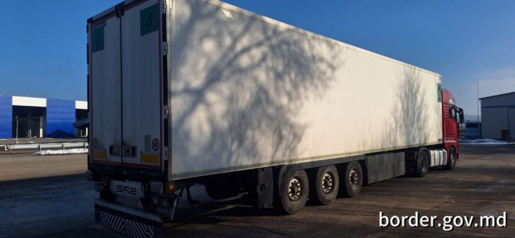 Transporta o remorca furata fara sa stie. Un moldovean, oprit la vama ...