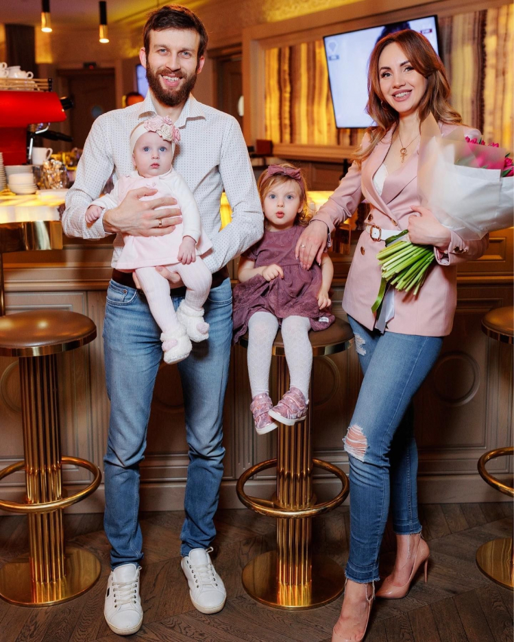 La 35 de ani, indragostita si recunoscatoare. Interpreta Katalina Rusu ...