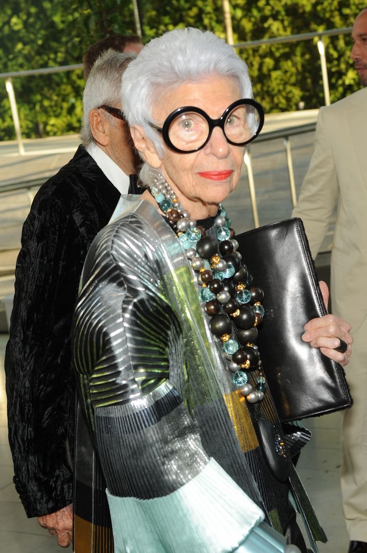 Iris Apfel, icon al modei si femeie de afaceri, a murit la varsta de ...