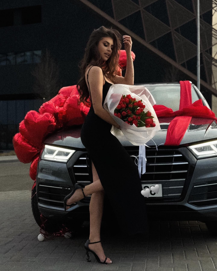 De 8 martie a primit in dar o masina de lux! Cine este norocoasa bloggerita - FOTO