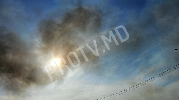 Fum negru și dens la Orhei. Momentul în care un câmp și un magazin cu ...