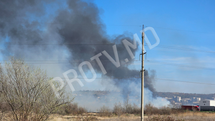 Fum negru și dens la Orhei. Momentul în care un câmp și un magazin cu ...