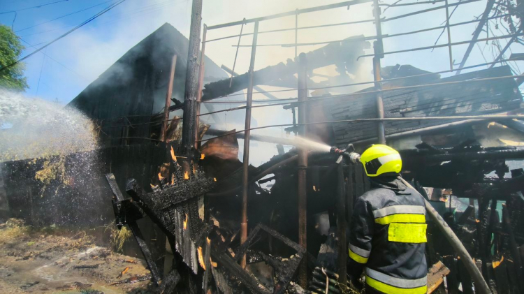 Incendiu puternic în capitală. O persoană a fost evacuată, după ce o ...