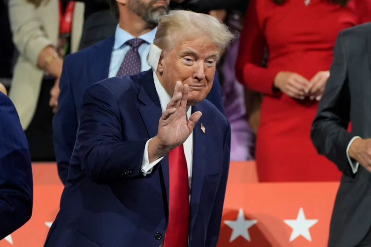 Primele imagini cu Trump la un eveniment public după tentativa de ...