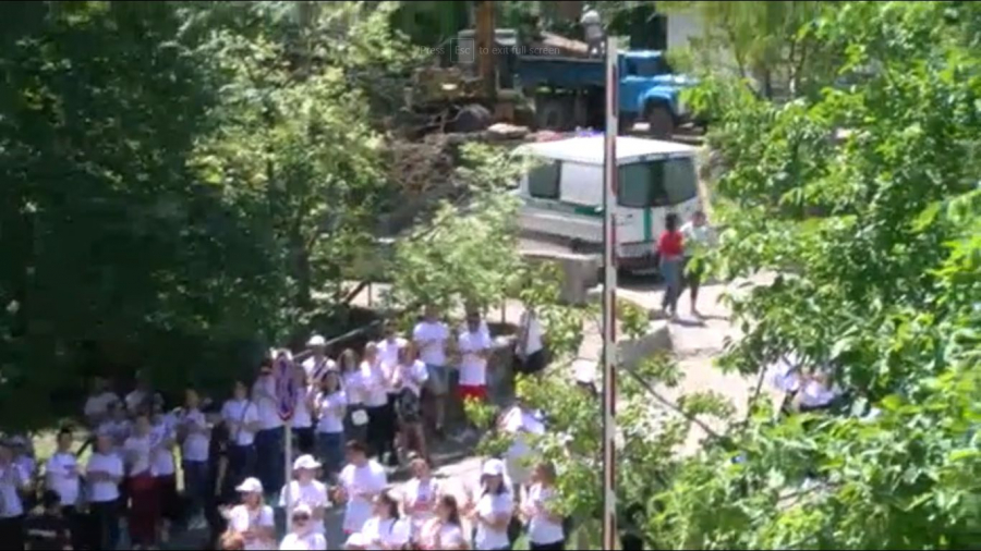 Mai multi oameni au venit sa-l sustina pe omul de afaceri, Andrei ...