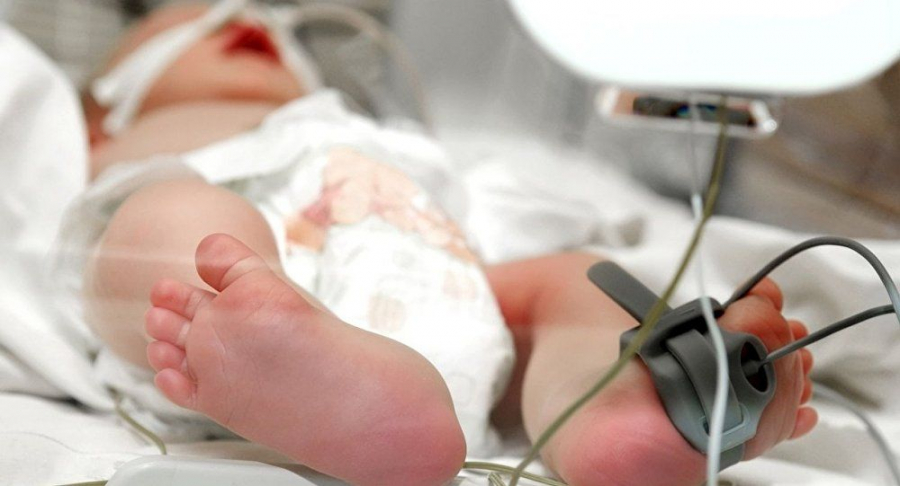 Un bebelus de opt luni - in stare grava la spital, dupa ce mama ...