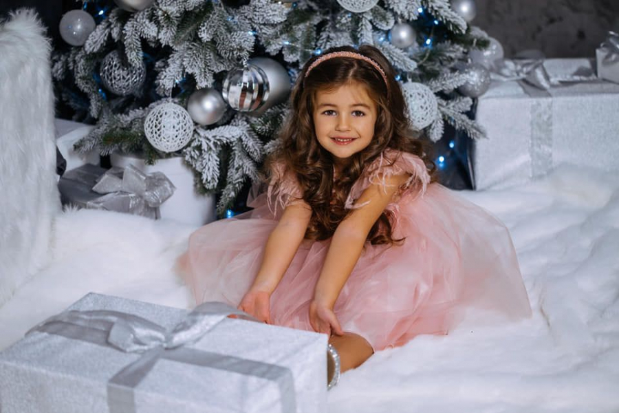 Mos Craciun a inceput turul prin tara! Ce au primit in dar micile ...