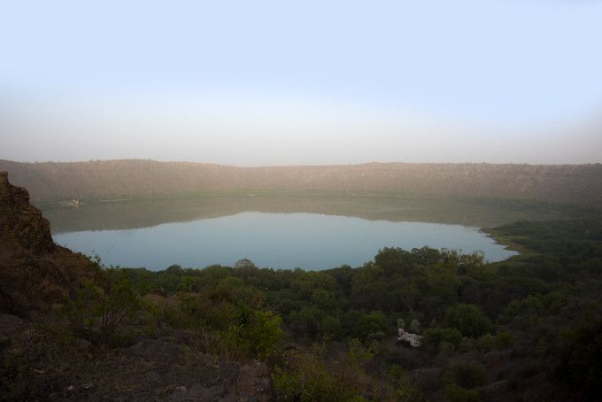 Fenomen neobisnuit. Culoarea unui lac format in urma caderii unui ...