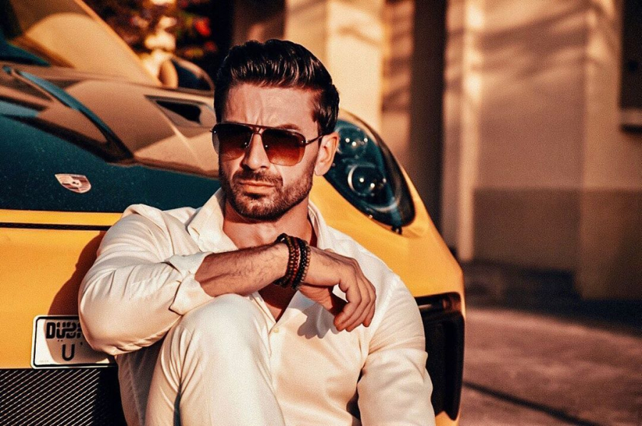 In lenjerie intima, pe bicicleta! Vezi cat de sexy arata Victor Suiu in ...