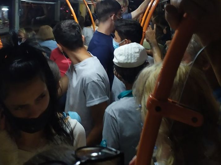 Imbulzeala intr-un troleibuz din capitala. Nici vorba de distanta ...