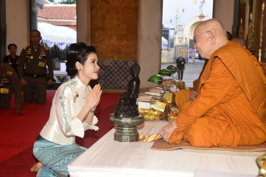 1000 de poze in ipostaze interzise cu regele si amanta lui au ajuns in ...