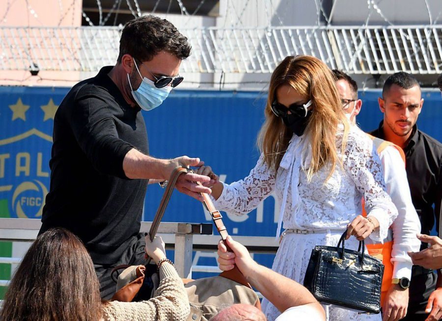 Imbratisari fierbinti imediat cum au ajuns la hotel! Jennifer Lopez si ...