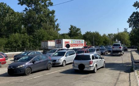 Trafic intensiv la vama Leuseni si Sculeni. Peste 80 de automobile ...