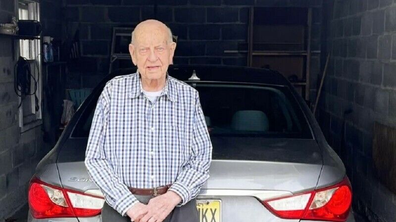 Un batran in varsta de 109 ani, care se urca zilnic la volan, ofera ...