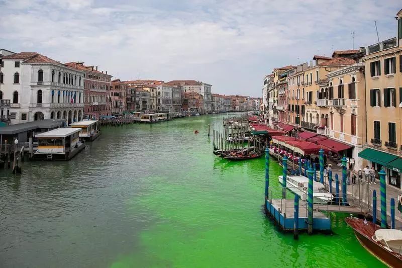 Apa de pe un canal din Venetia a devenit verde fosforescenta - FOTO/VIDEO