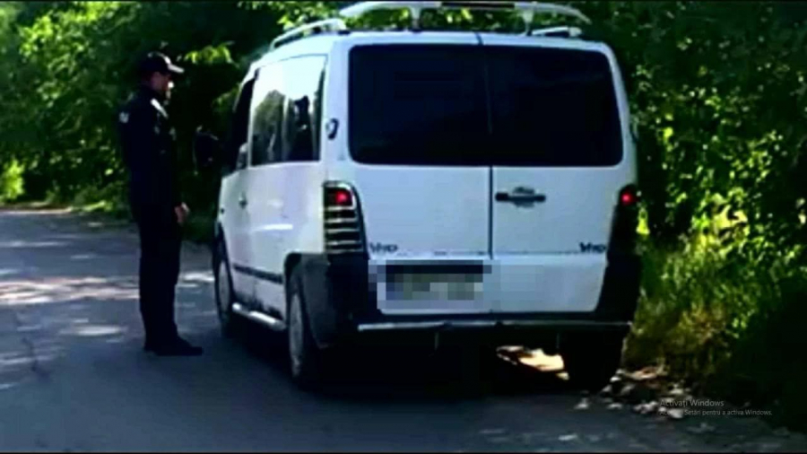 Ar fi incercat sa vanda la magazinele din raion tigari fara timbru de ...