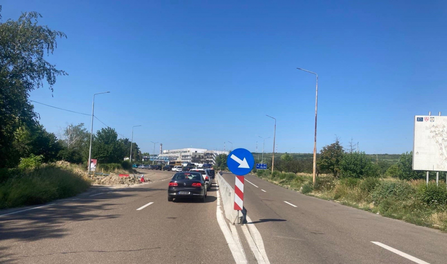 S-au format din nou ambuteiaje la vama Leuseni: mai multe masini ...