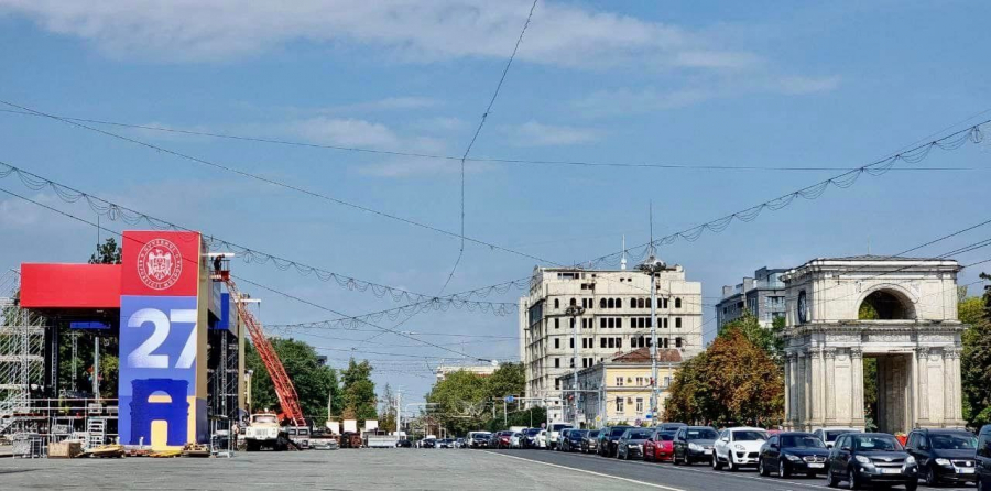 Atentie, cetateni. Traficul rutier in Piata Marii Adunari Nationale va fi suspendat de vineri ...