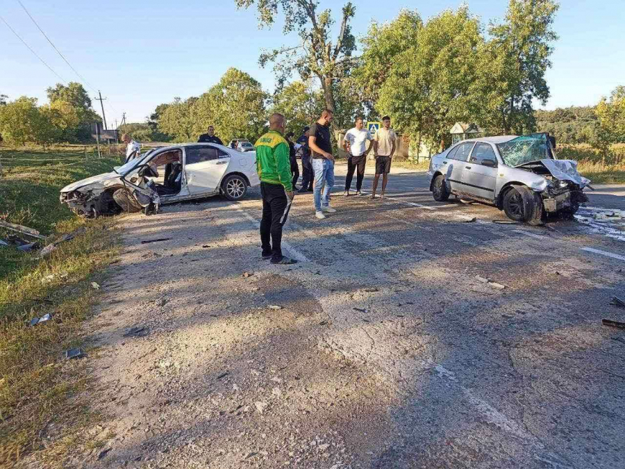 Patru persoane au ajuns la spital, dupa ce doua masini s-au lovit ...