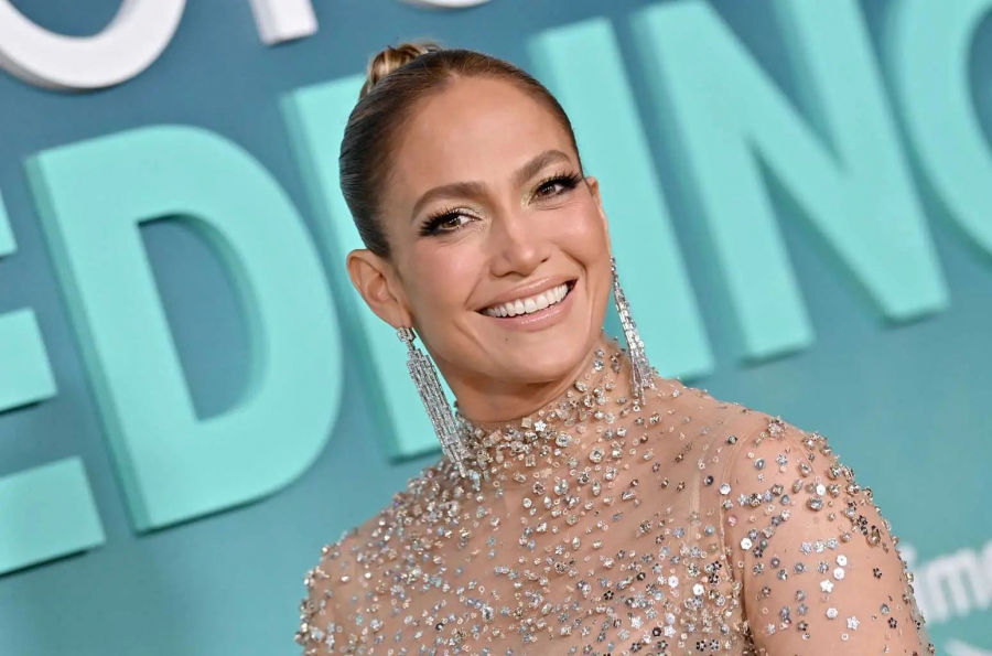 Jennifer Lopez, de mana cu Emme, copilul pe care l-a prezentat anul ...
