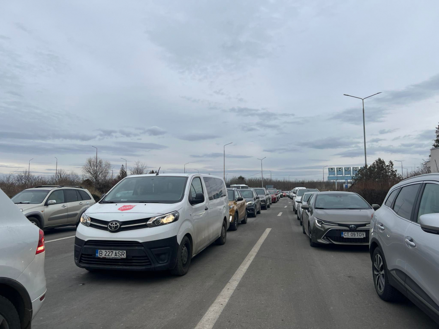 Moldovenii pleaca in vacanta. S-au format cozi kilometrice, la vama ...