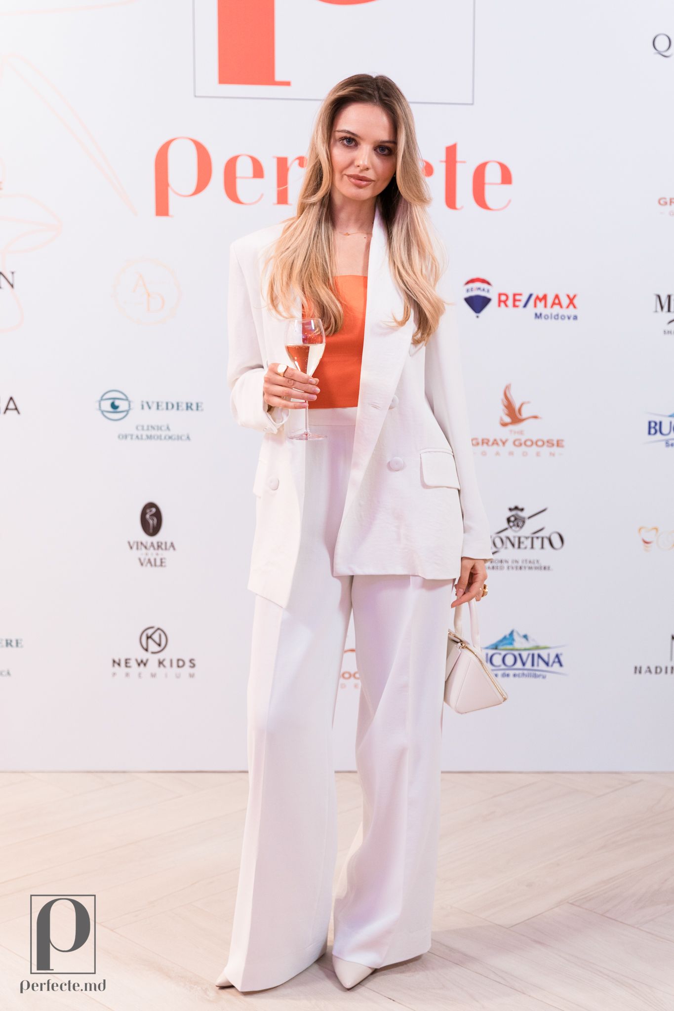 Au cochetat în fața fotografilor și au făcut zeci de imagini! Iată o ...