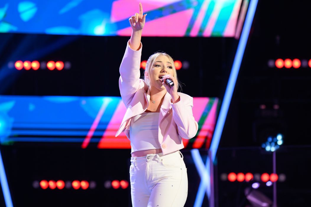 Andreea Mareș a așteptat să împlinească 16 ani pentru a-și transforma ...