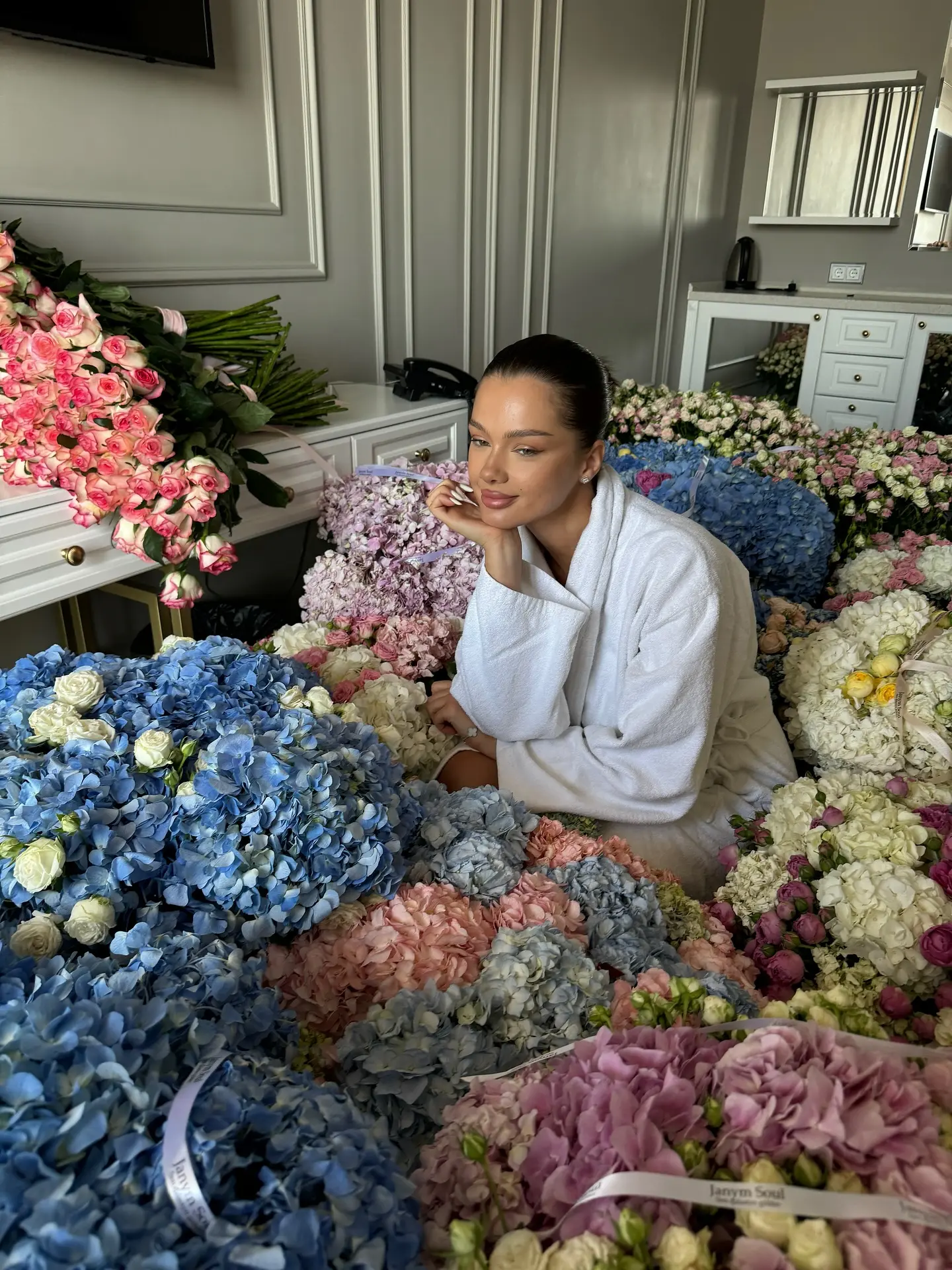 Zi specială pentru Misha Miller! Interpreta a lansat un nou album de ...