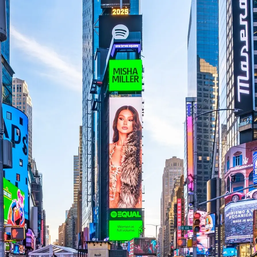 Wow! Interpreta Misha Miller a ajuns pe billboard-urile din New York ...