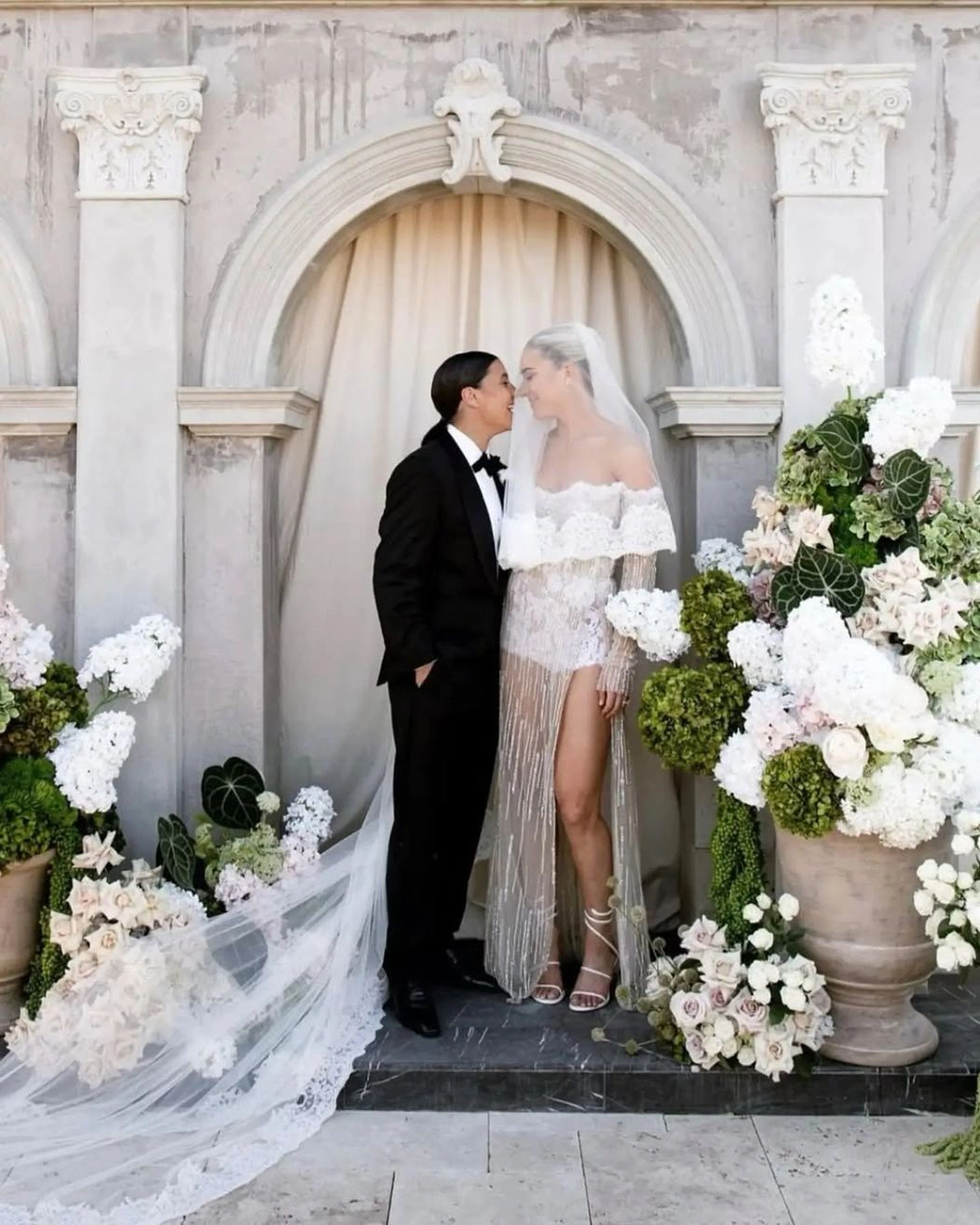 S-au căsătorit de Revelion, într-un cadru de poveste la Dionysus Villa ...