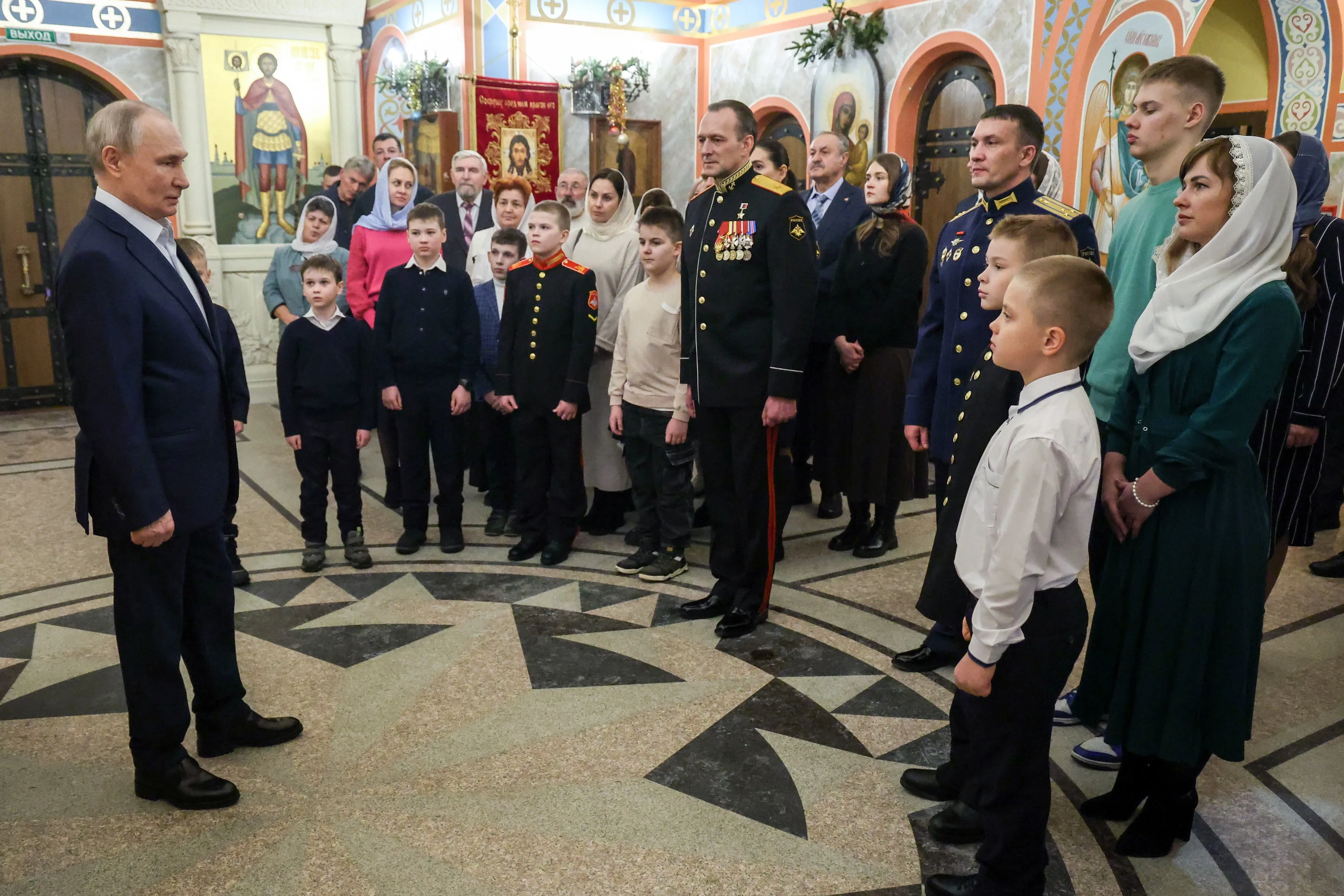 Cum a apărut Vladimir Putin la slujba de Crăciun pe rit vechi. Ce le-a ...