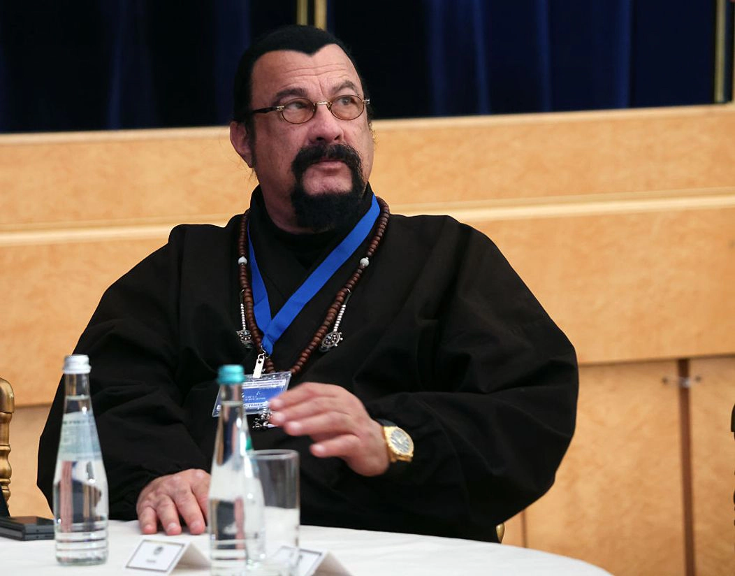 Steven Seagal își vinde conacul din Moscova, situat la doar 1,6 km de ...