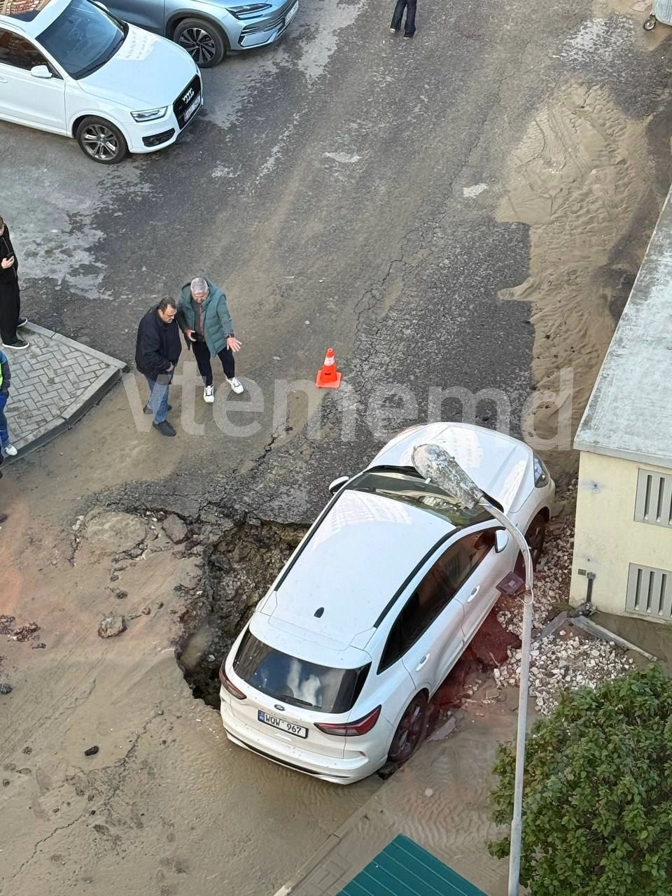 S-a surpat asfaltul pe strada Decebal din Chișinău: O mașină, blocată ...