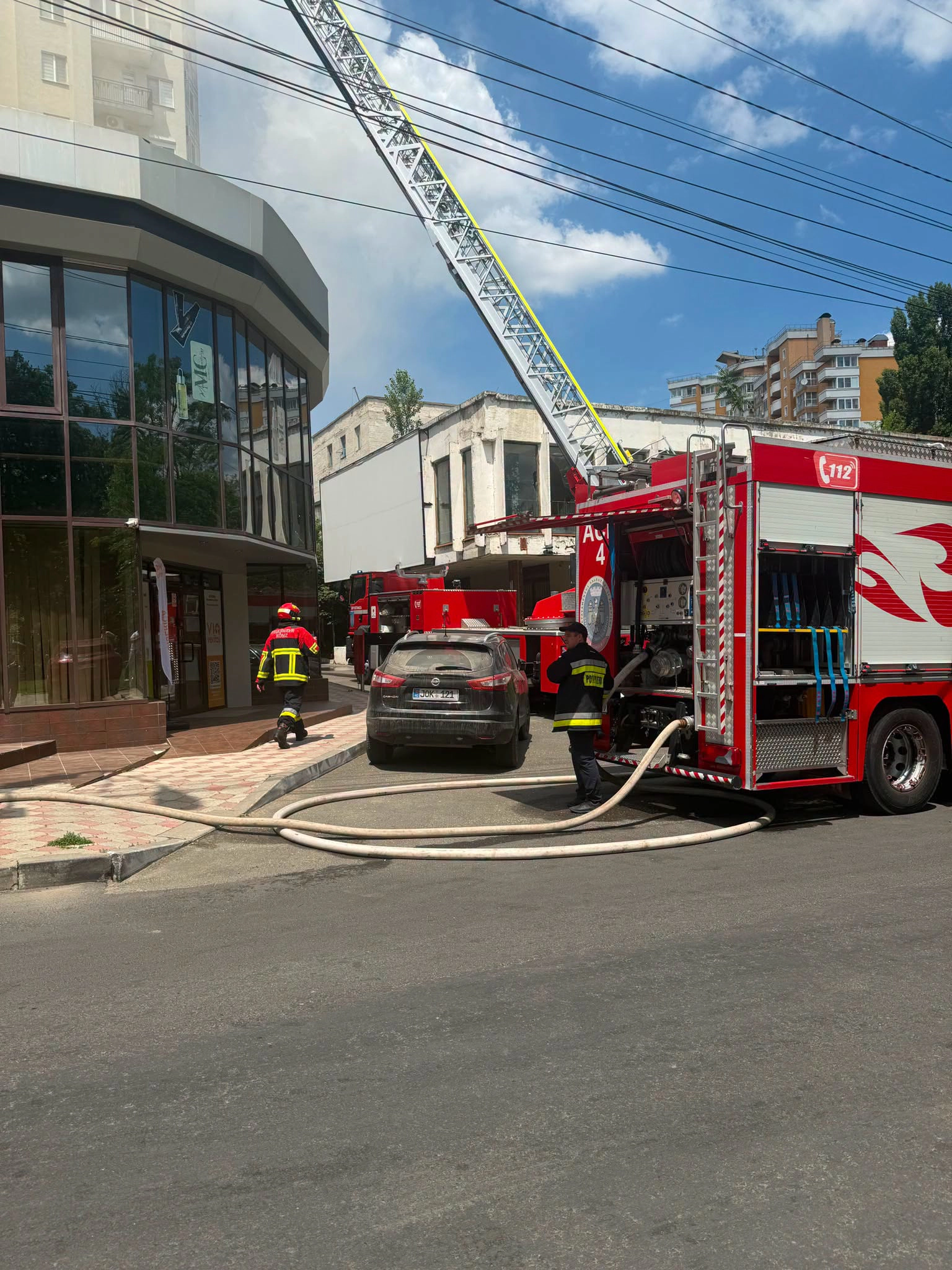 Incendiu într-un bloc din Chișinău: zeci de pompieri intervin, iar ...